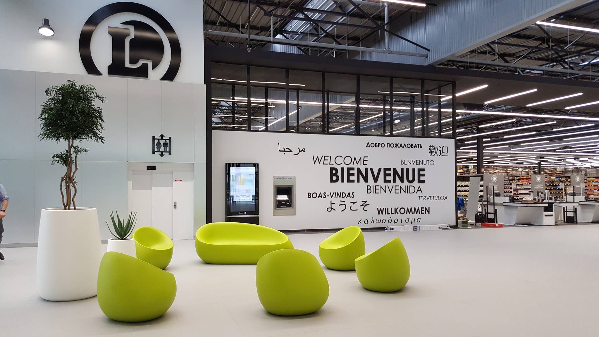 Leclerc Shopping Center | Designer Furniture Set | Vondom